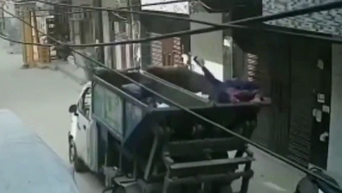 Viral Video: Man Falls Down Into A Garbage Truck While Throwing Out His ...
